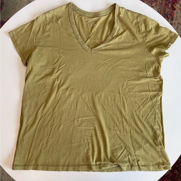 Universal Thread | Tops | Universal Thread Pea Green Vneck Tee Shirt ...